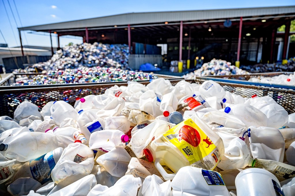 “How the UK Transforms Plastic Waste into New Products” – Waste ...